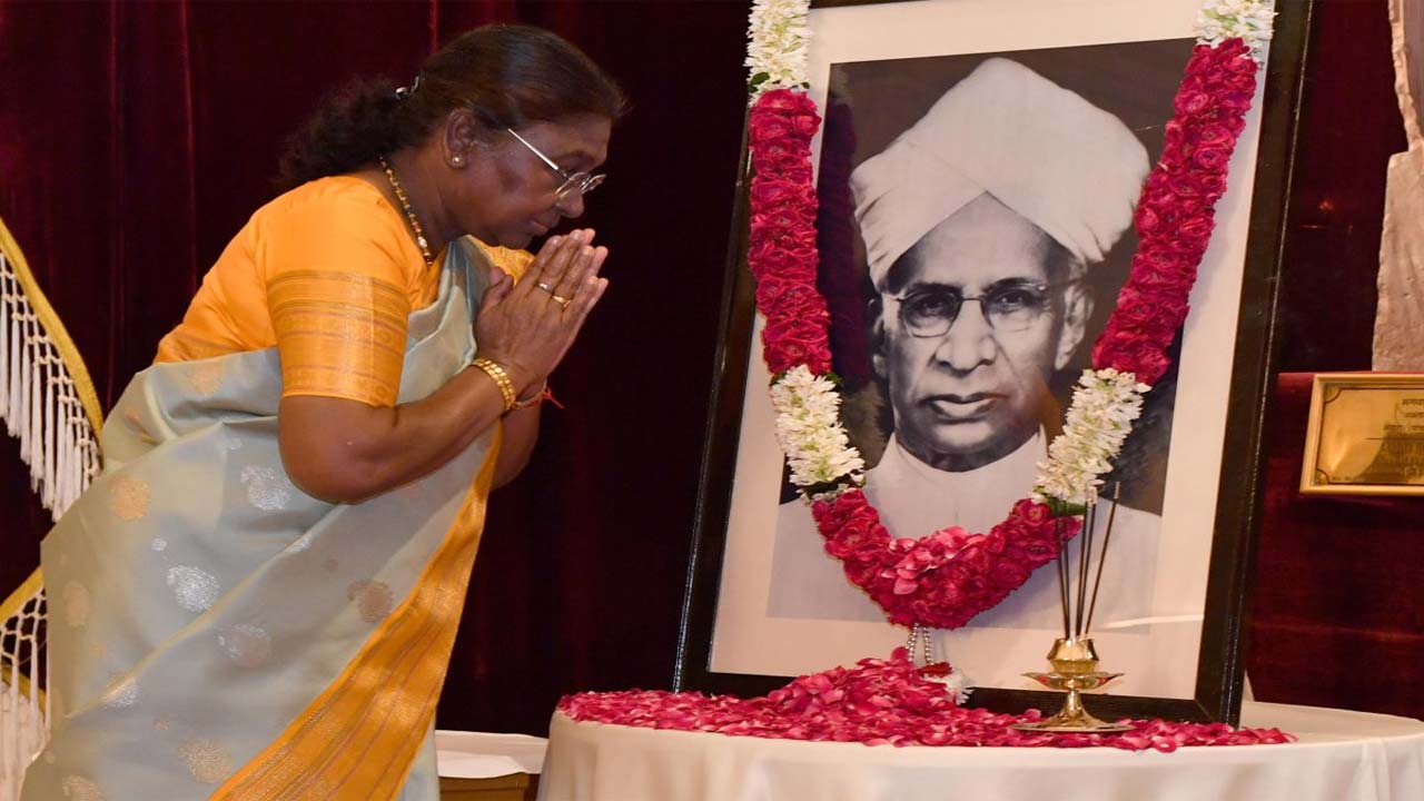 President Droupadi Murmu Pays Tribute to Dr.Radhakrishnan on His Birth ...