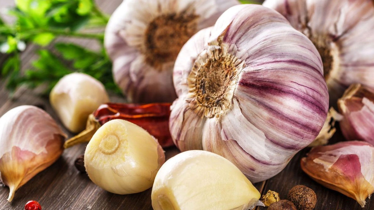 Boost Hair Growth and Combat Hair Loss with Garlic Oil