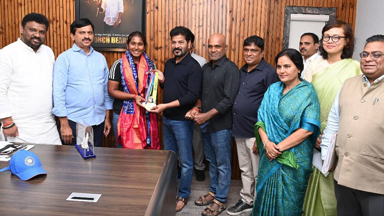 CM Revanth Reddy Rewards U-19 Cricketer Trisha with ₹1 Crore for World ...